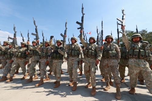 Aníbal Torres visita Regimiento de Caballería Blindado coronel Isidoro ...