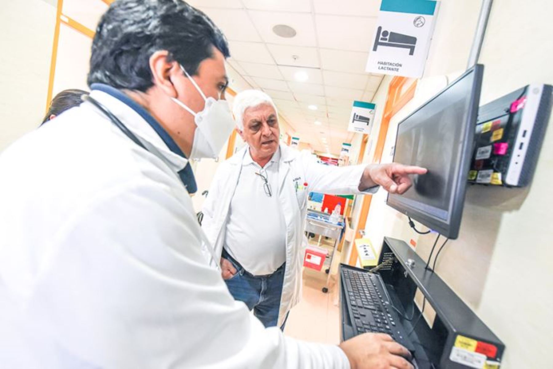 Día del Trabajo: la admirable labor de un médico que trabaja sanando ...