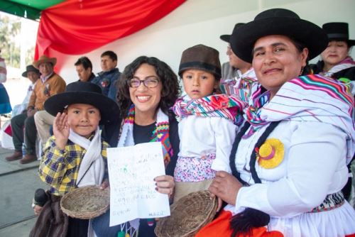 Ministra Urteaga inauguró Casa Cultural Santa Rosa en poblado ...