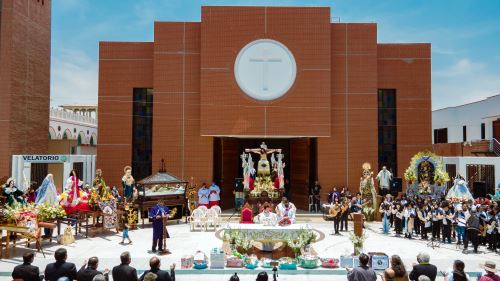 Ica: feligreses se preparan para la procesión del Señor de la Agonía ...