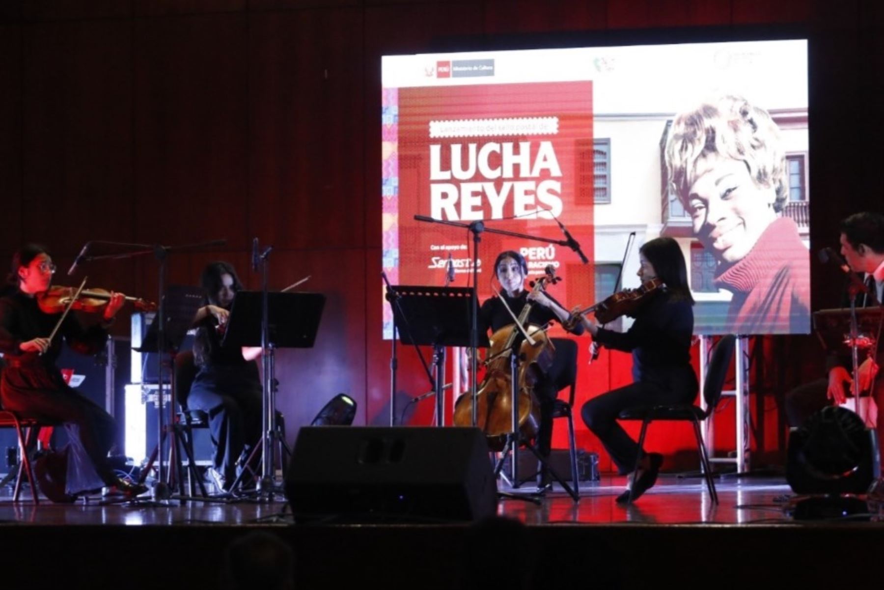 ¡Inolvidable Lucha Reyes! Presentan estampilla en homenaje a ...
