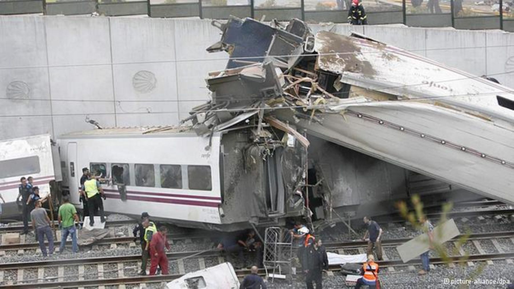 Aumenta a 77 cifra de víctimas de accidente ferroviario en España ...