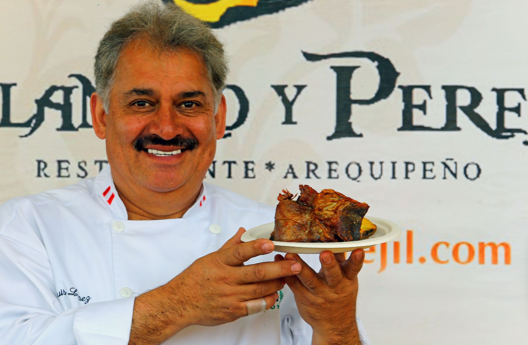 Costillar a las finas hierbas con papa huayro conquista paladares en ...