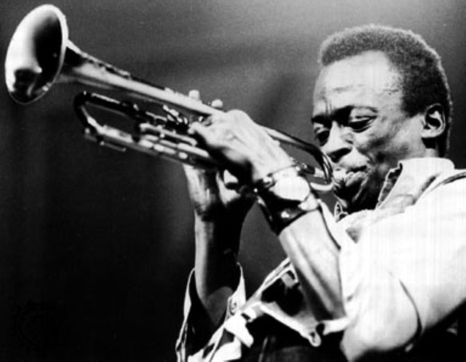 Músico Miles Davis y cantante Charles Aznavour recordados hoy ...