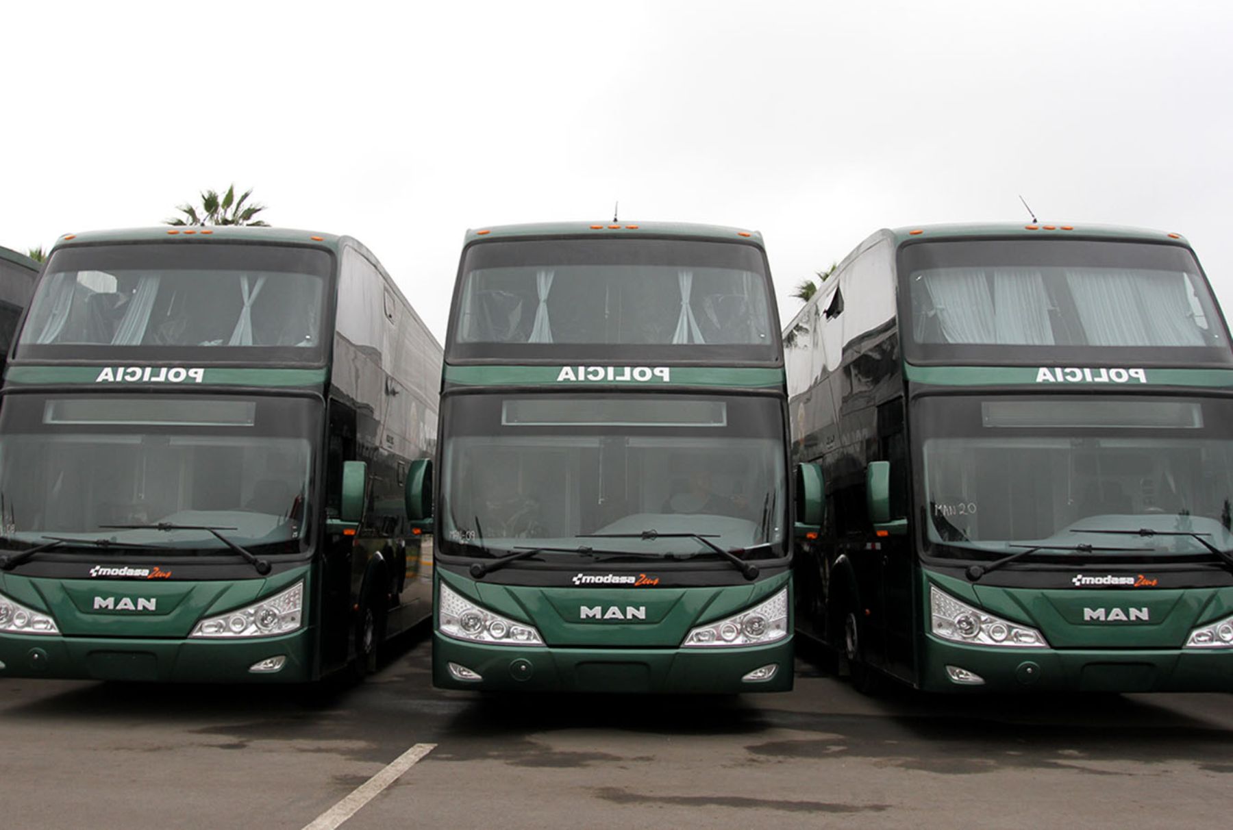 Ministro del Interior entrega nueva flota de buses y grúas a la Policía ...
