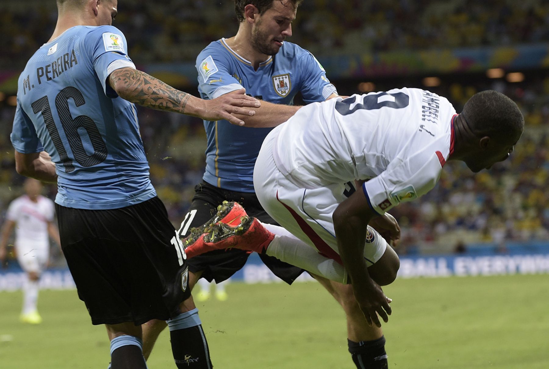 Uruguayo Maximiliano Pereira es el primer expulsado del Mundial Brasil ...