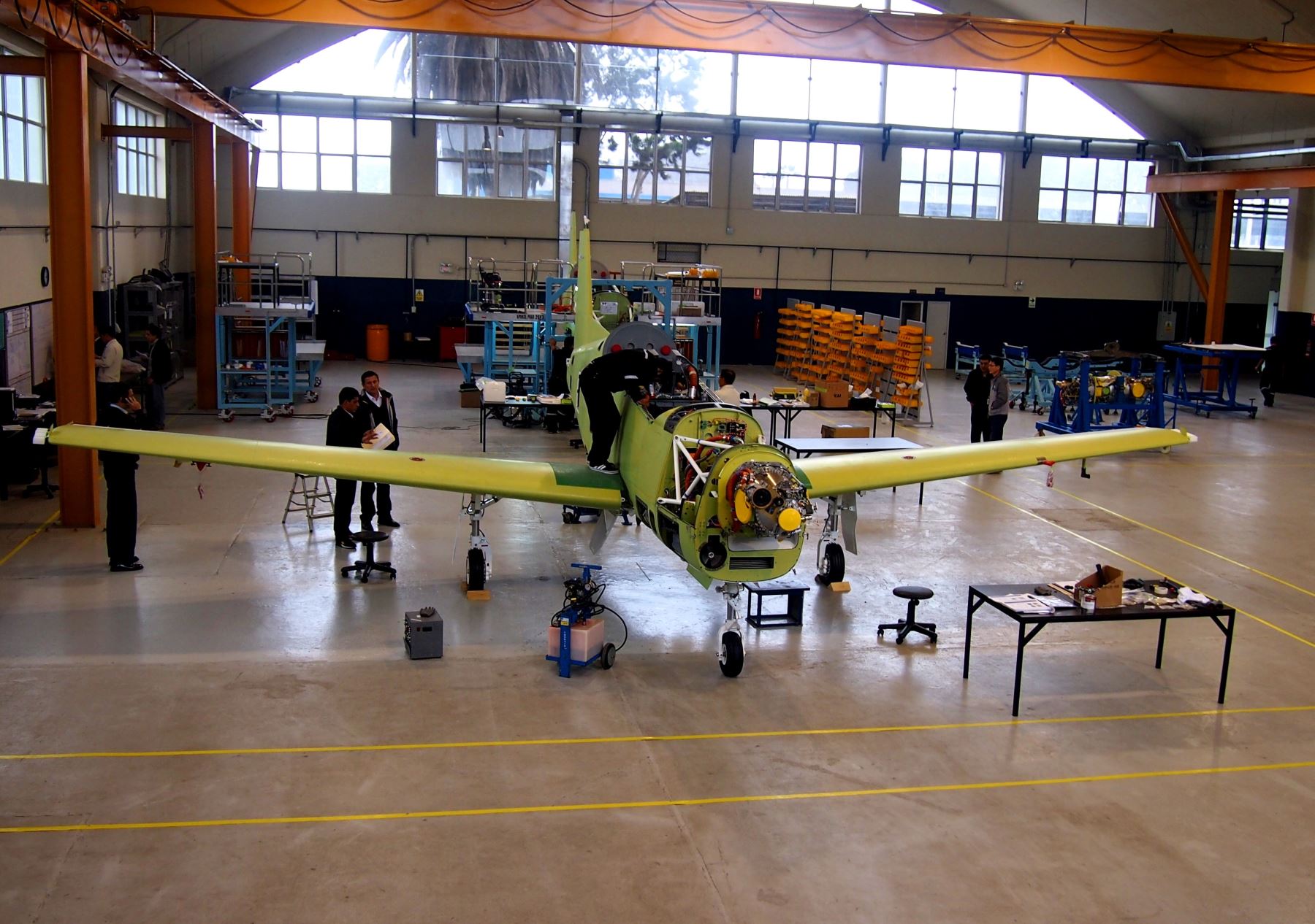 Perú ensambla sus primeros aviones de instrucción KT-1P en hagares de ...