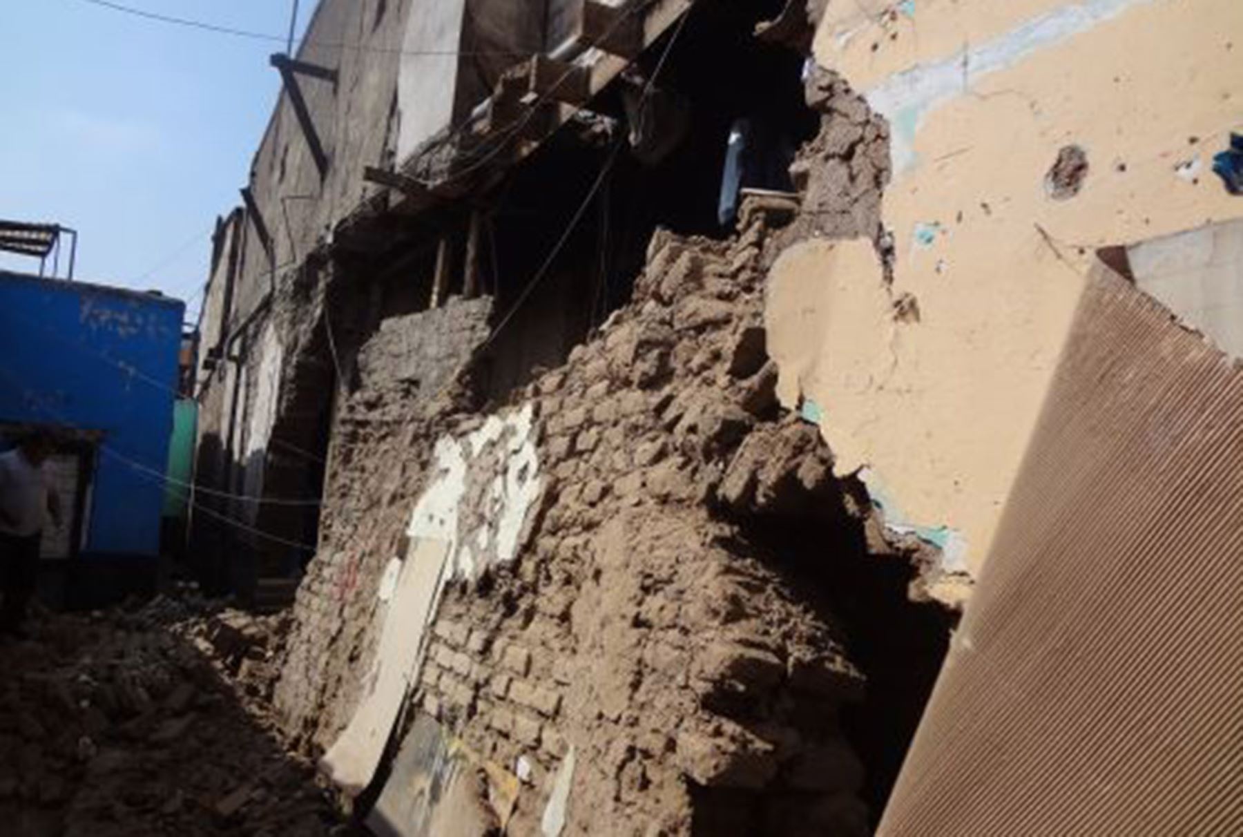 Inspeccionan muro colapsado en Barrios Altos y brindan ayuda a ...