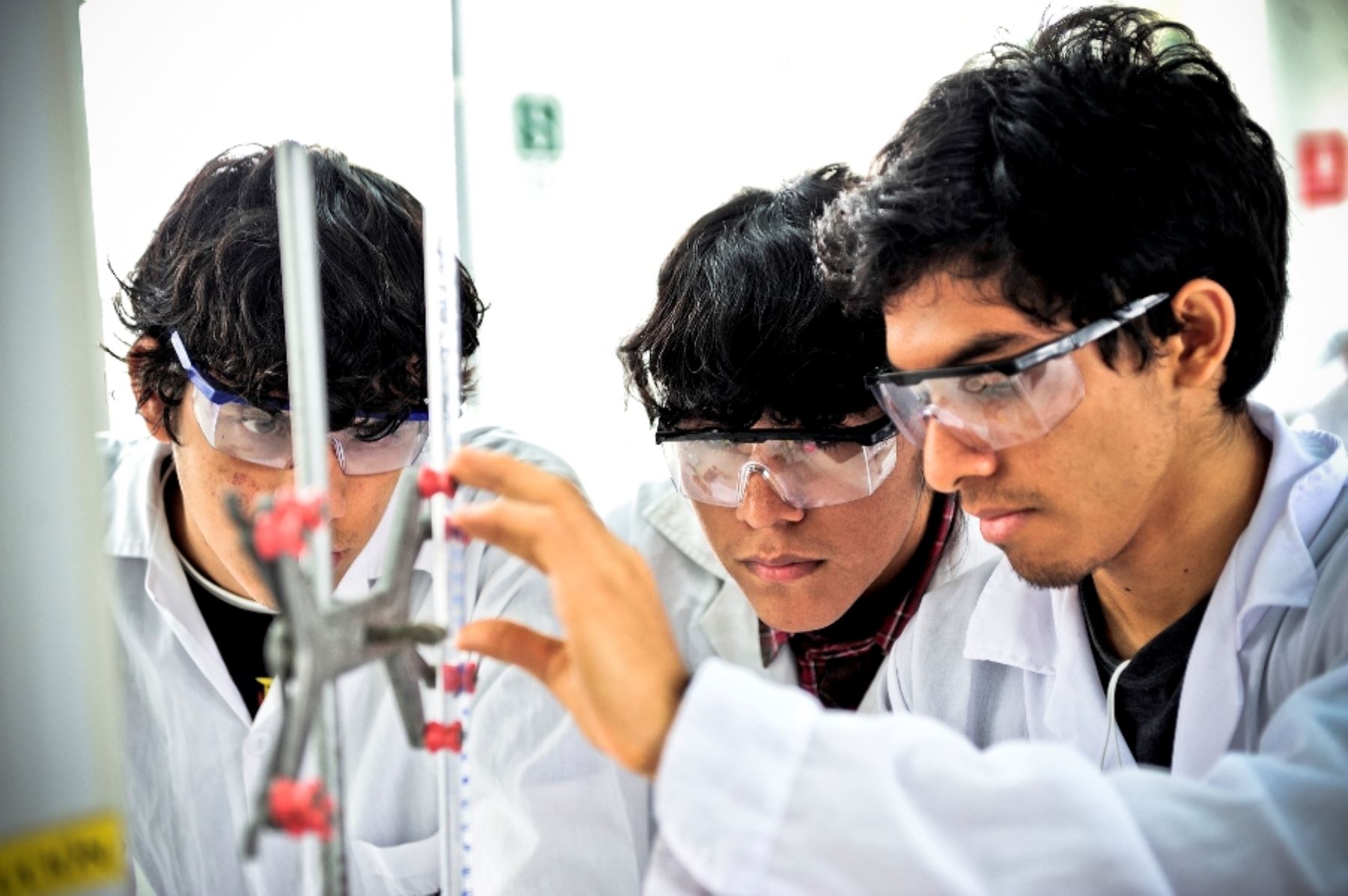 Concytec promueve becas de doctorado para formación científica en ...