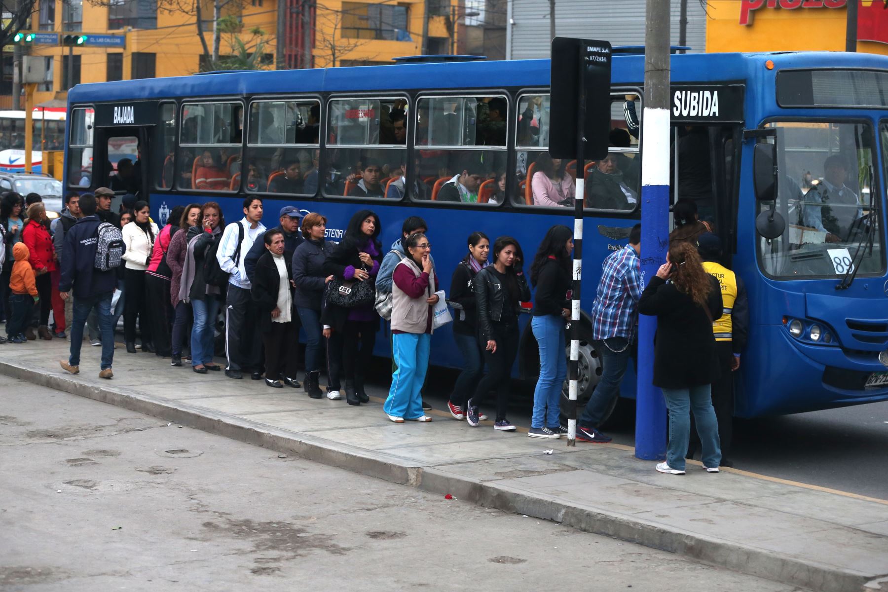 Evalúan opciones para reubicar paraderos de buses del Corredor Azul en ...