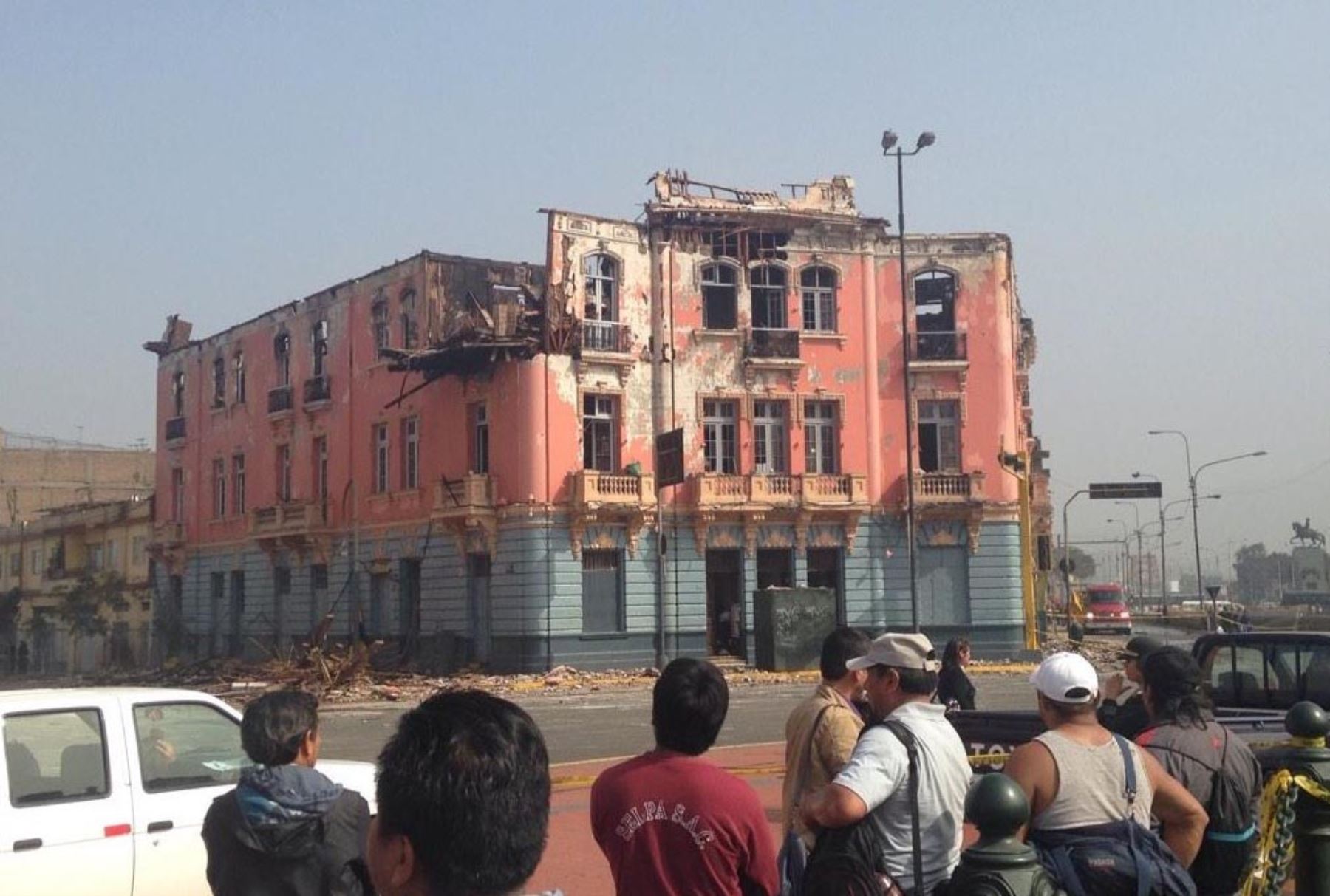 Bomberos continúan hoy apagando humareda en edificio de plaza Dos de Mayo | Noticias | Agencia ...