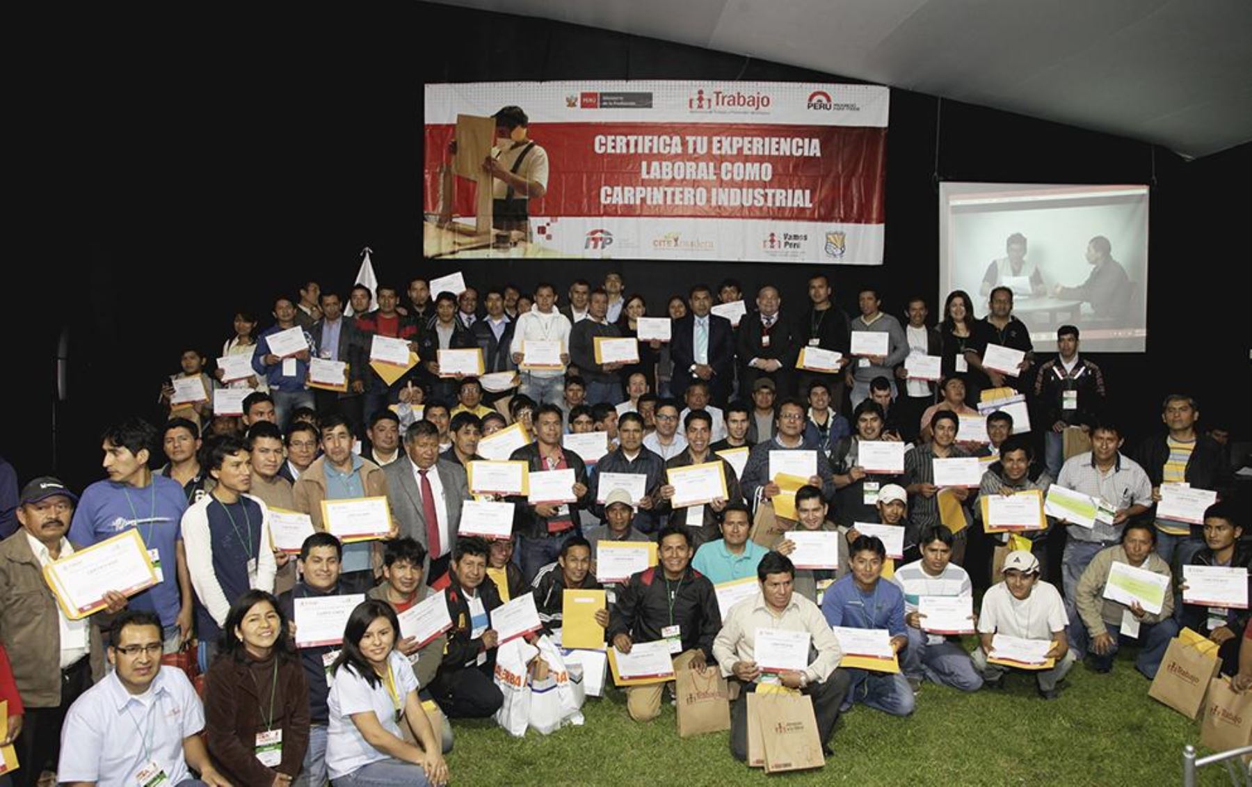 Más de 200 carpinteros de Lima y Huacho obtuvieron certificación del ... Más de 200 carpinteros de Lima y Huacho obtuvieron certificación del ...