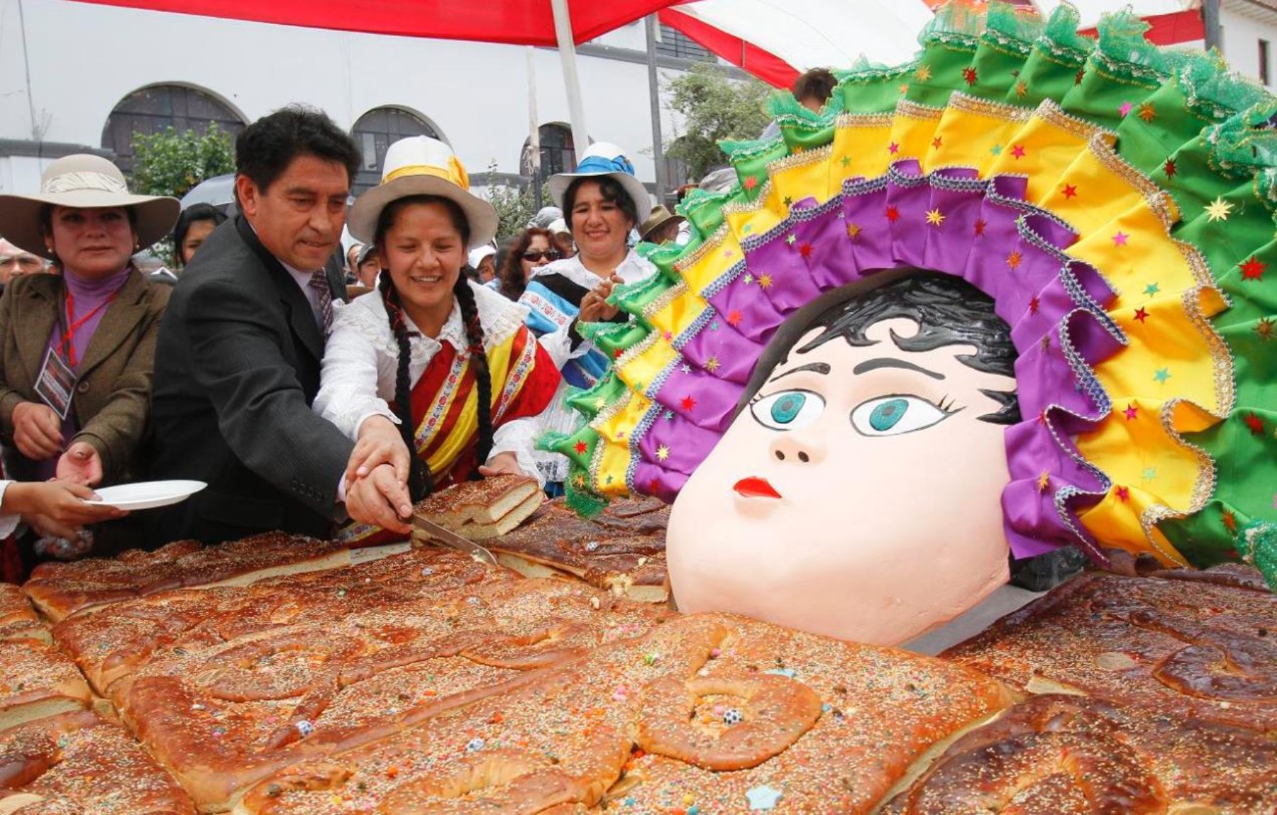 Gigantesco pan wawa fue atracción por festividad de Todos los Santos ...