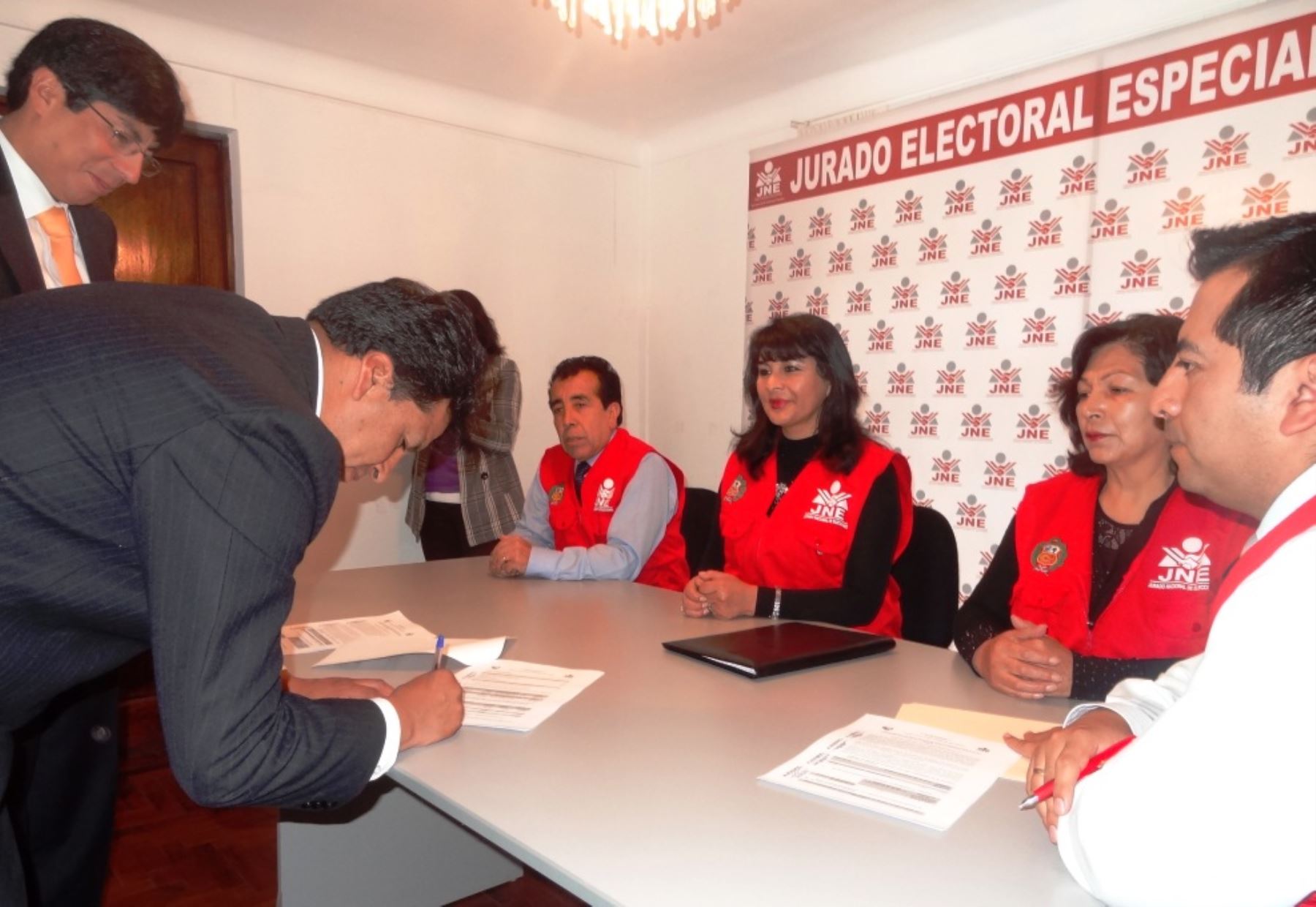 Proclaman a Edwin Licona Licona como presidente regional de Cusco ...