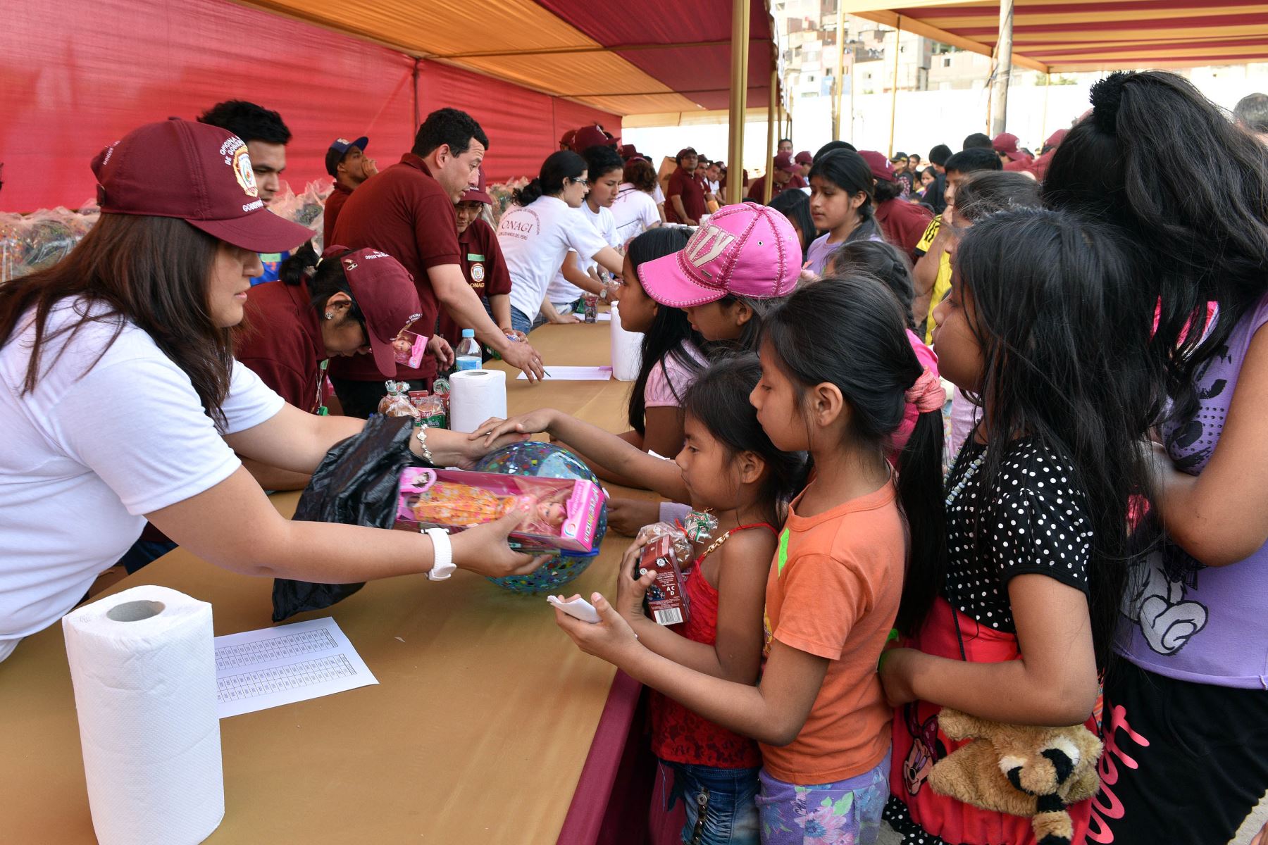 Niños del cerro San Cosme fueron agasajados con chocolatada por Navidad ...