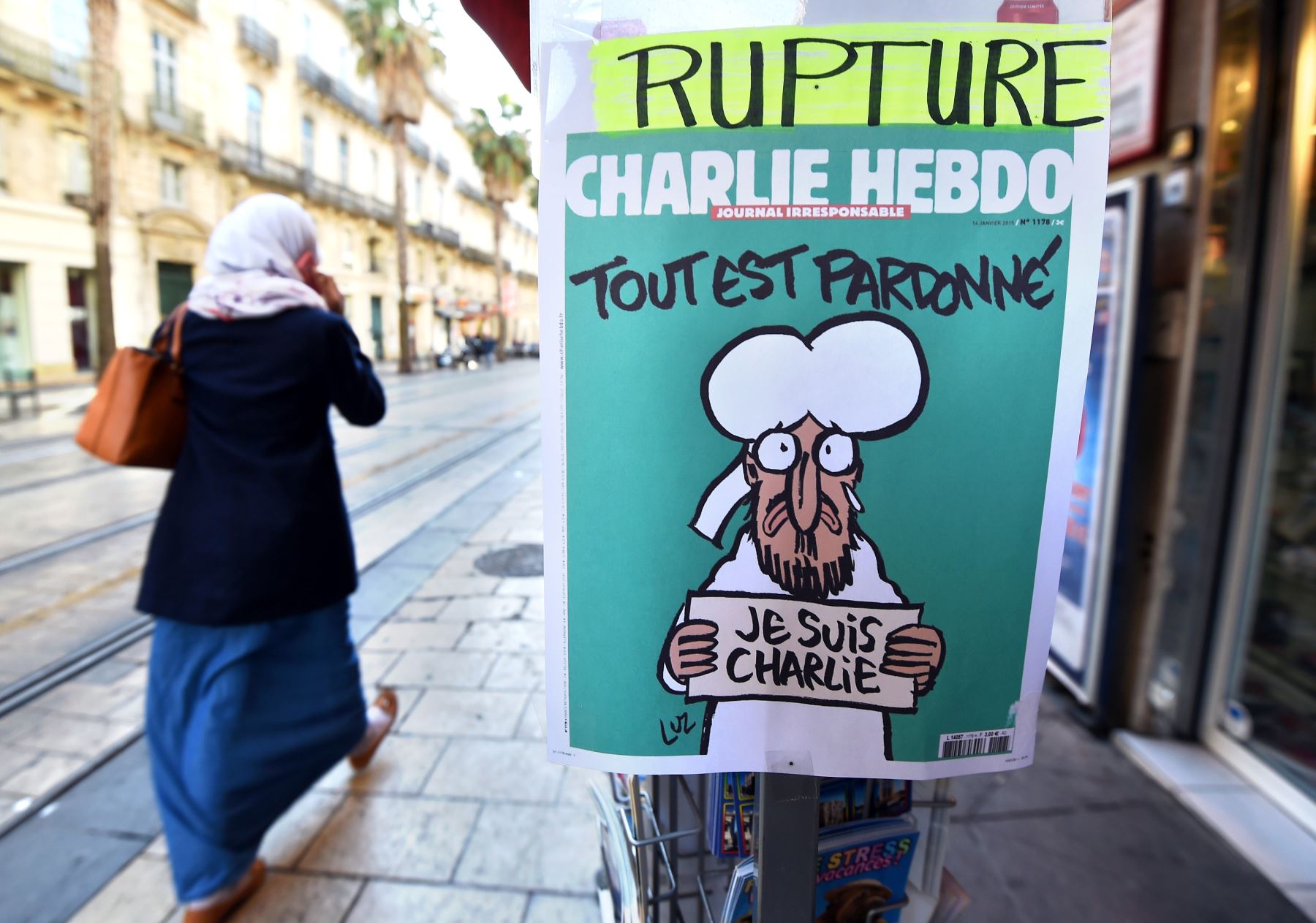 Charlie Hebdo con Mahoma en portada "vuela" de los quioscos en Francia ...