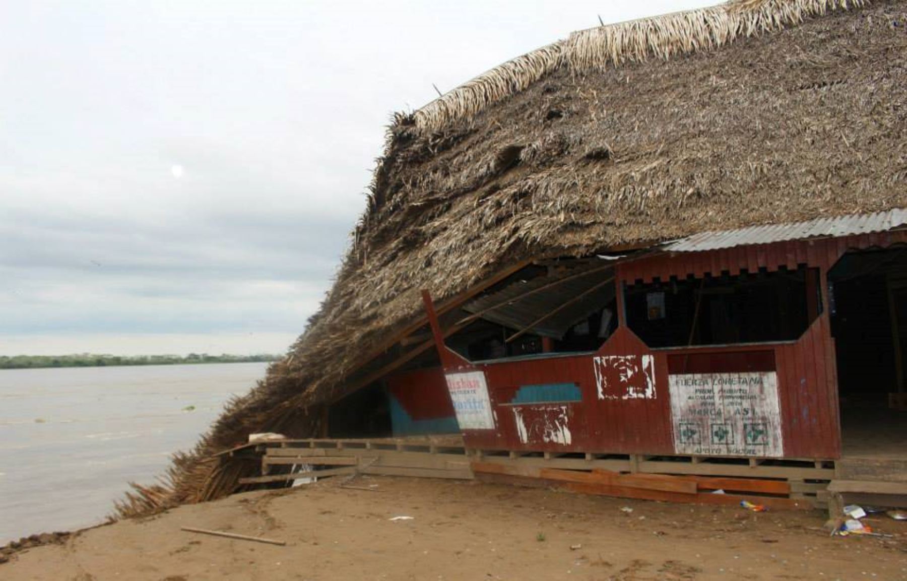 Entregan ayuda a los damnificados por un deslizamiento en Contamana ...