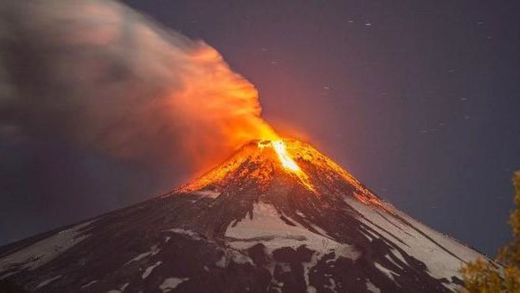 Chile dicta la alerta roja por erupción del volcán Villarrica ...
