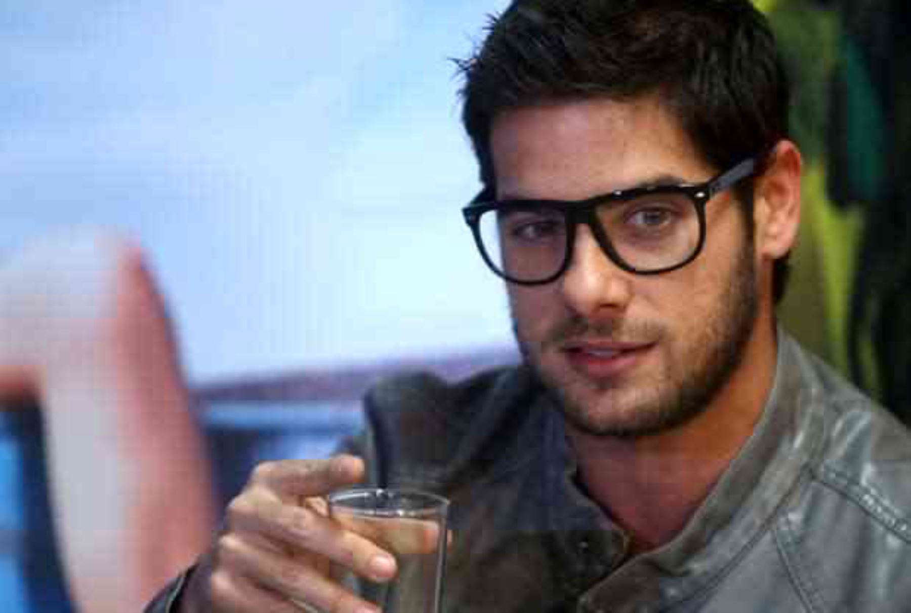 Andrés Wiese junto a Renzo Schuller suben a las tablas con "Full monty ...