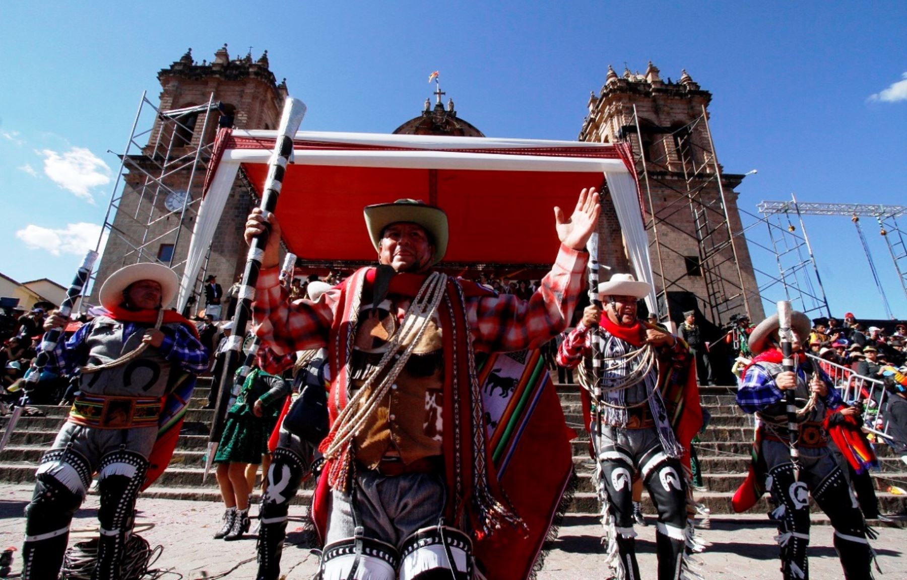 Al ritmo de danzas tradicionales los cusqueños saludan hoy a su tierra ...