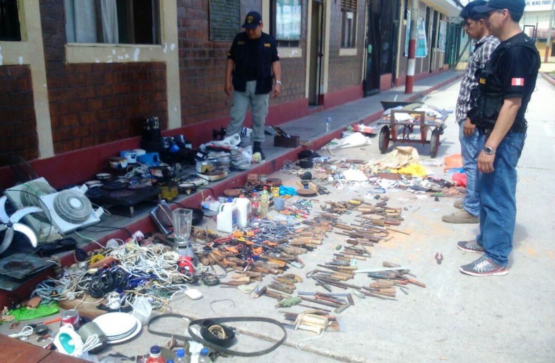 Fiscales incautan armas, drogas y celulares en penal de Pucallpa | Noticias | Agencia Peruana de ...