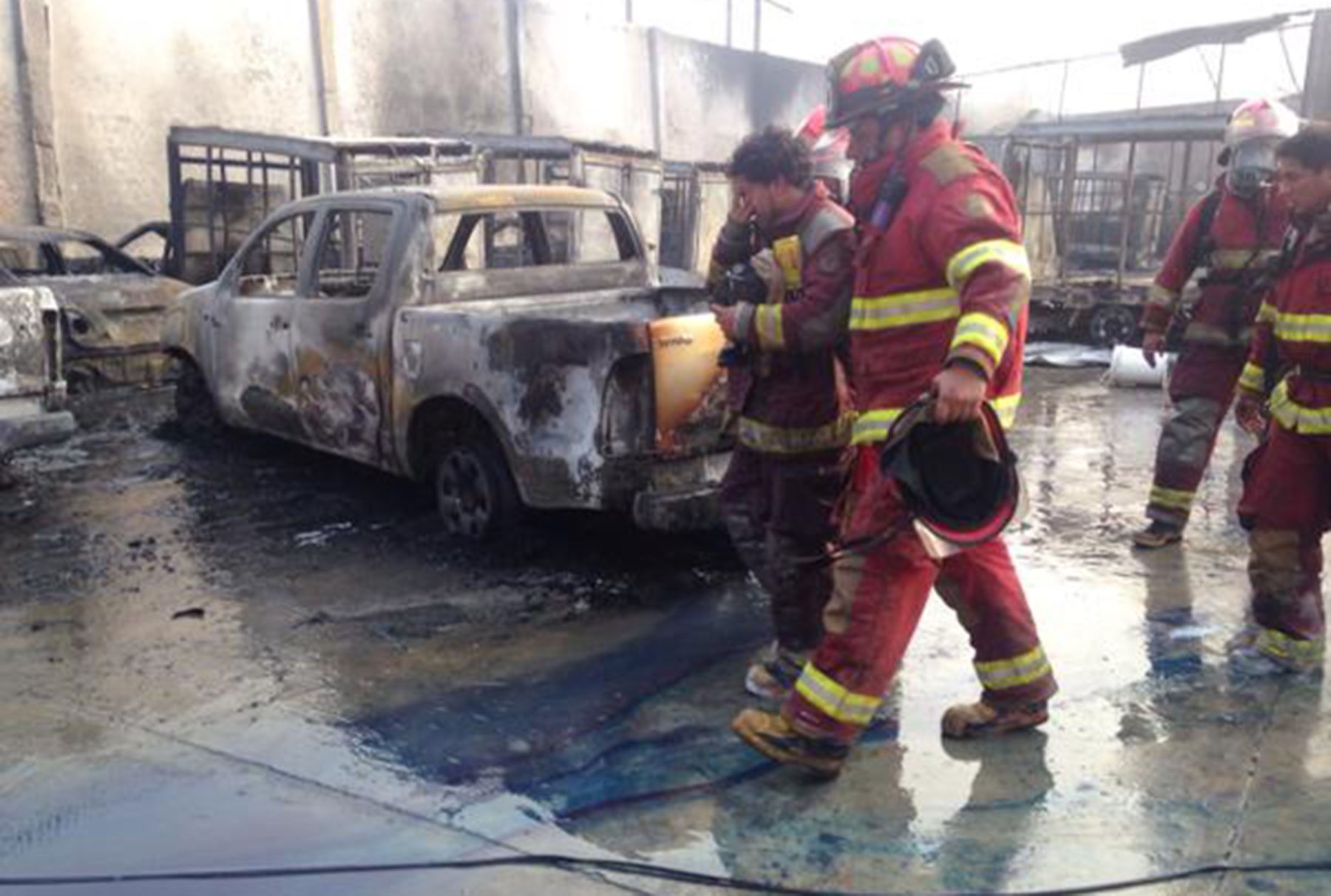 Exposición a humos tóxicos es principal riesgo para salud de bomberos ...