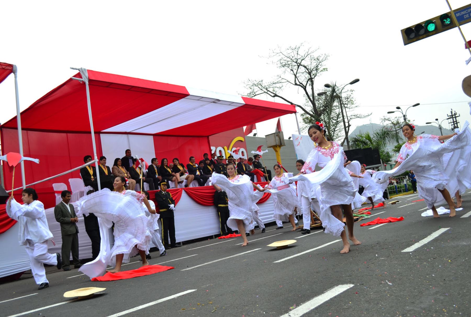 Coloridas danzas y marcialidad en desfiles escolares de distritos de ...