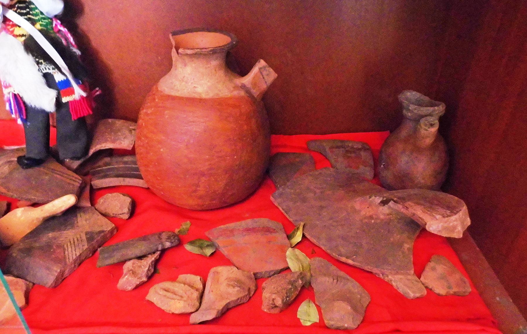 Pobladores entregan cántaros de origen inca a autoridades de Cusco ...