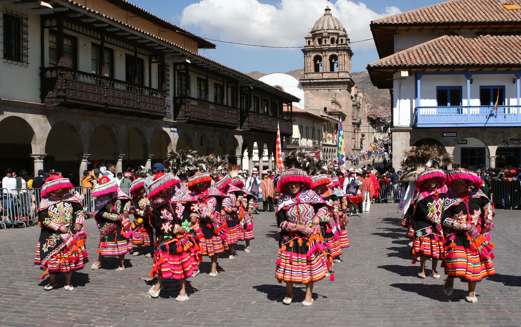 Desfile cívico en homenaje a la ciudad de Cusco.| Galería Fotográfica ...