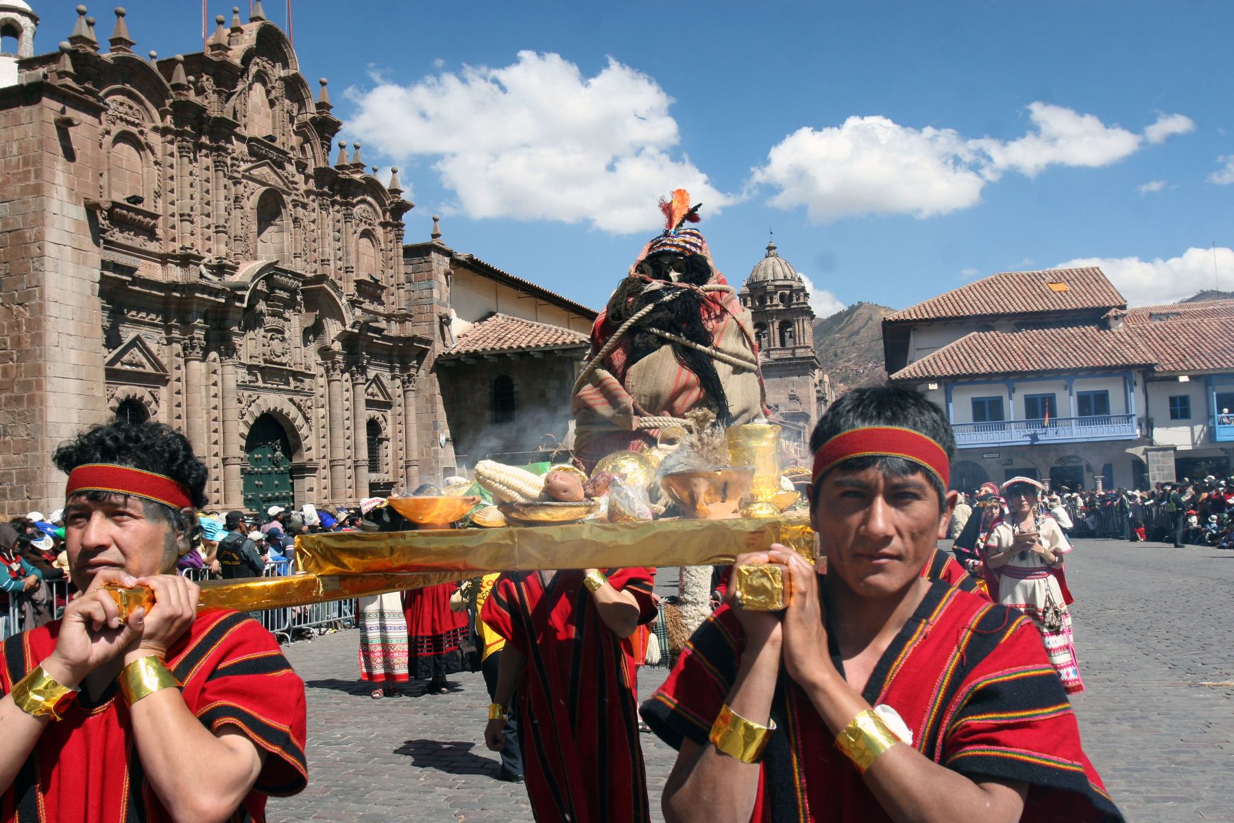 Desfile cívico en homenaje a la ciudad de Cusco.| Galería Fotográfica ...