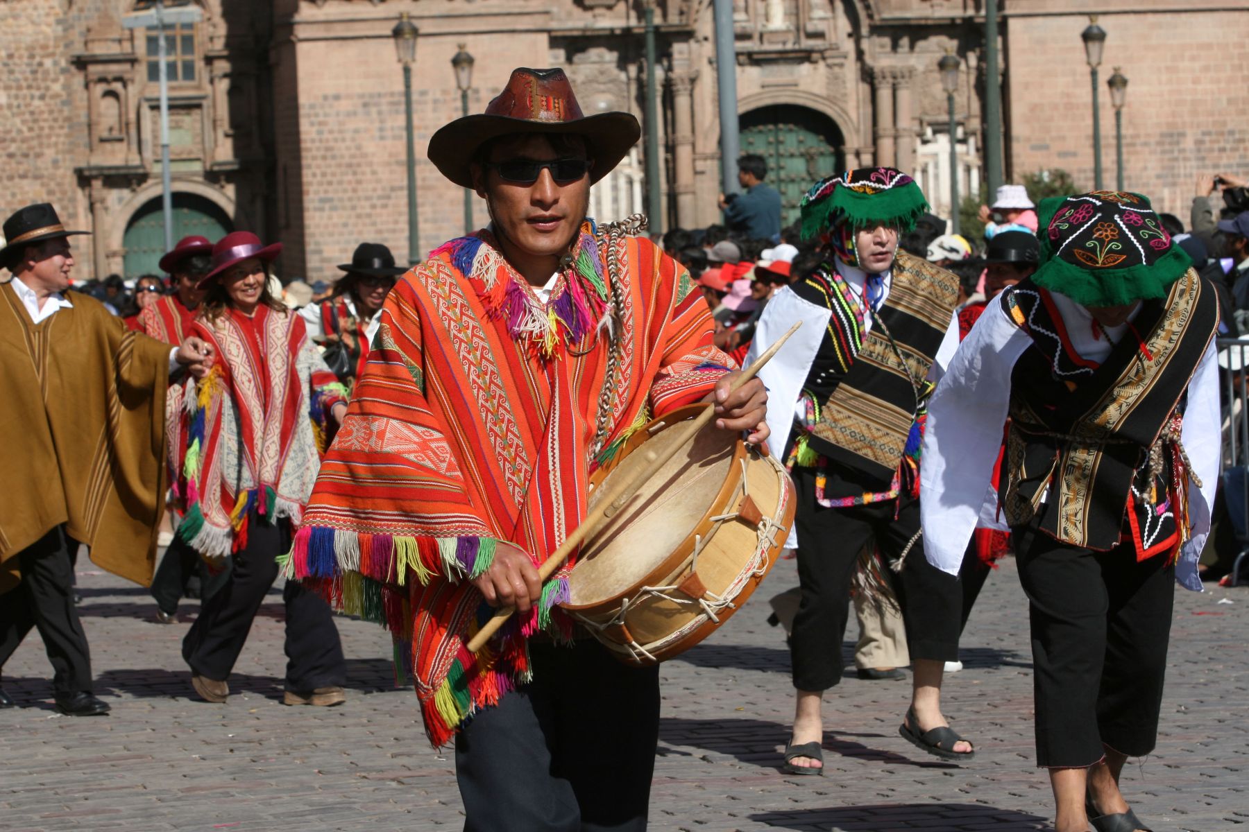 Desfile cívico en homenaje a la ciudad de Cusco.| Galería Fotográfica ...