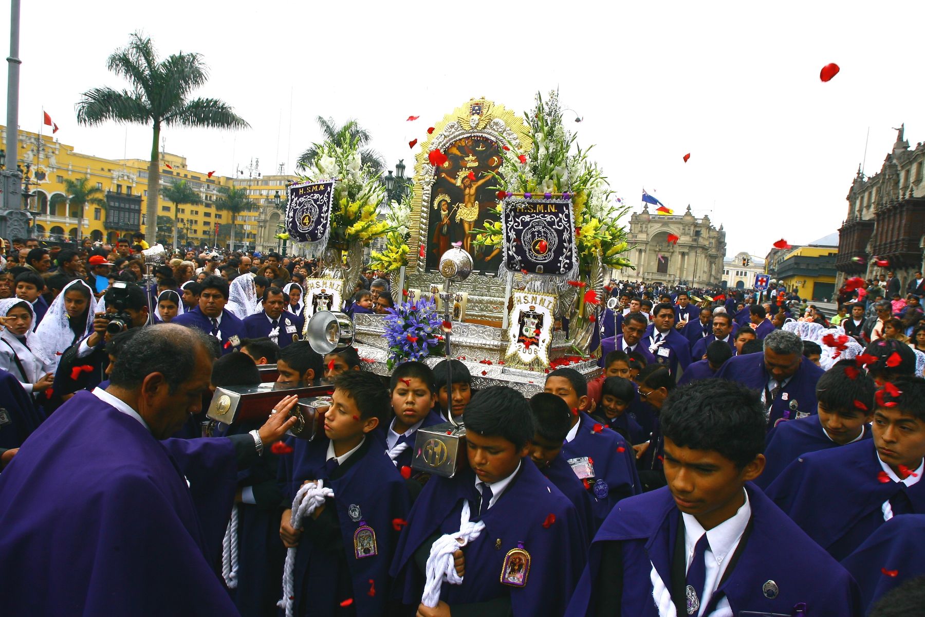 Niños llevan en hombros efigie del Señor de los Milagros por calles del ...