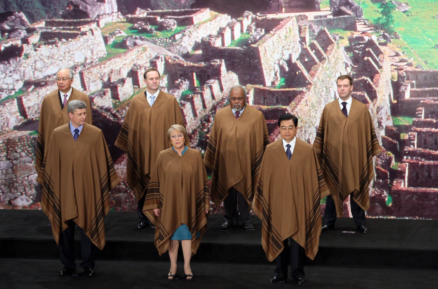 APEC leaders committed to reduce gap between developed and developing ...