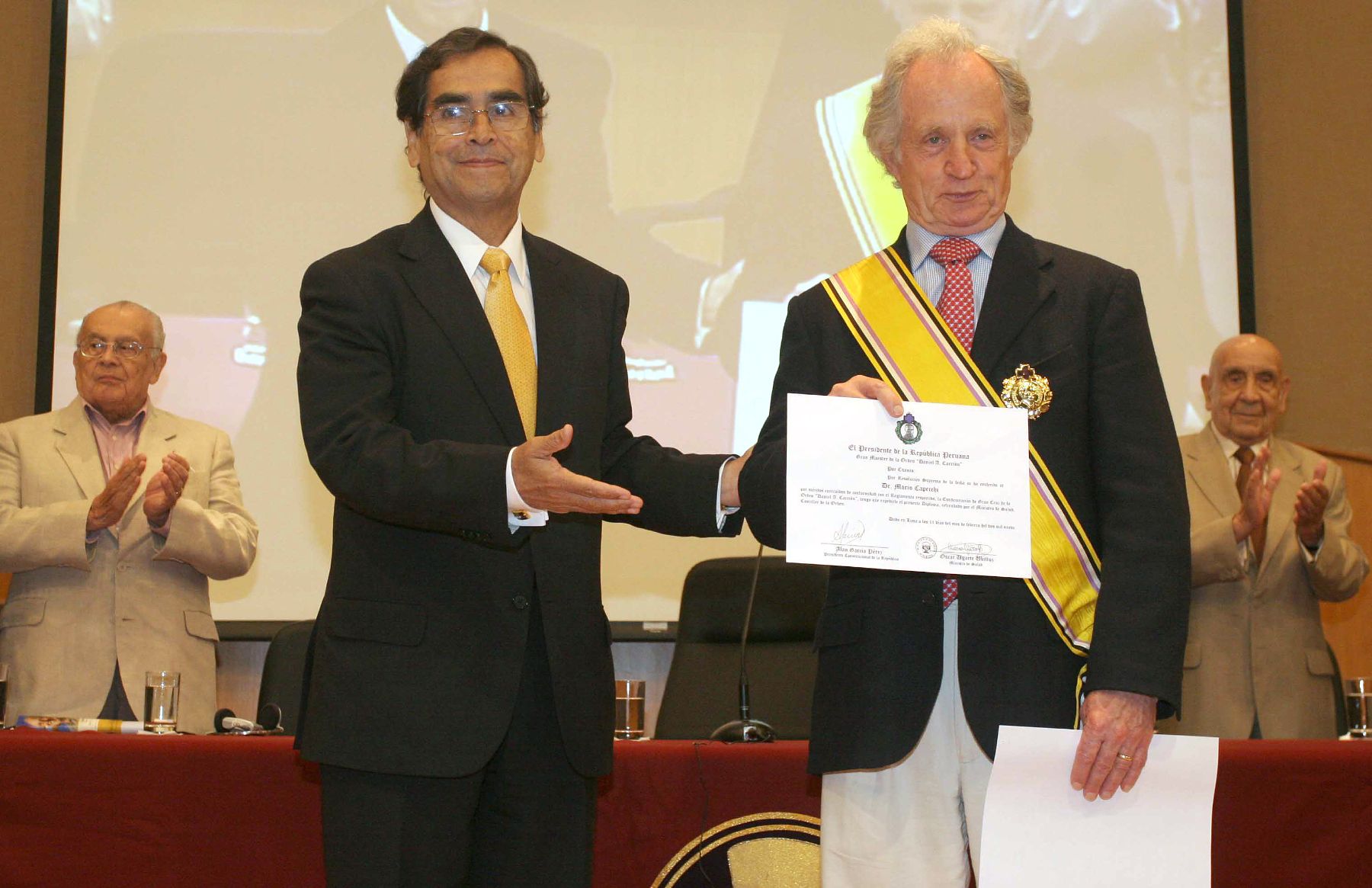 Condecoran con Orden Daniel Alcides Carrión a Premio Nóbel de Medicina ...