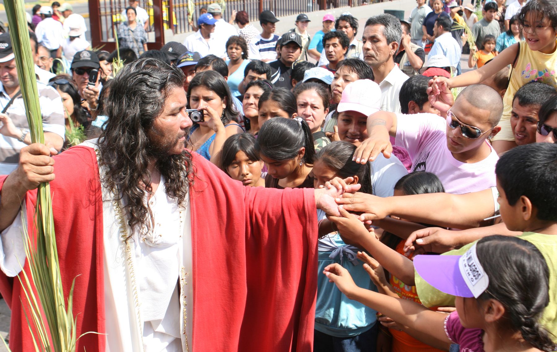 Cristo “cholo” recorrió iglesias y subió cerro San Cristóbal acompañado ...
