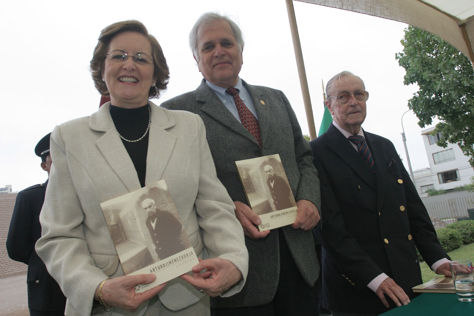 Presentaron libro que reúne los mejores ensayos de Arturo Jiménez Borja ...