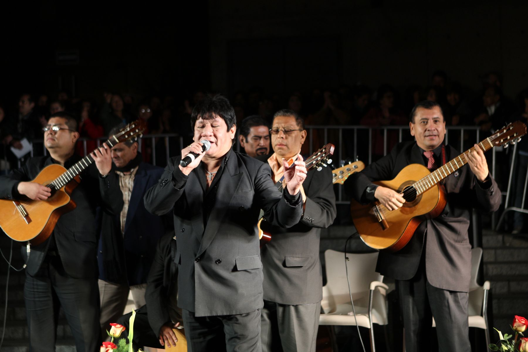 Al ritmo de guitarra y cajón artistas rinden homenaje al “Zambo” Cavero ...