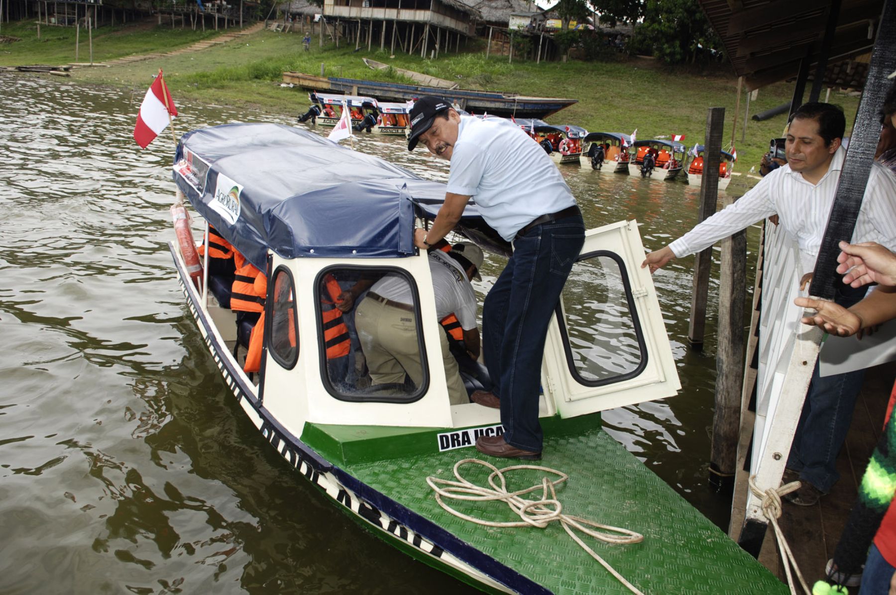 Ministro De Córdova entrega deslizadores para agencias agrarias de la ...