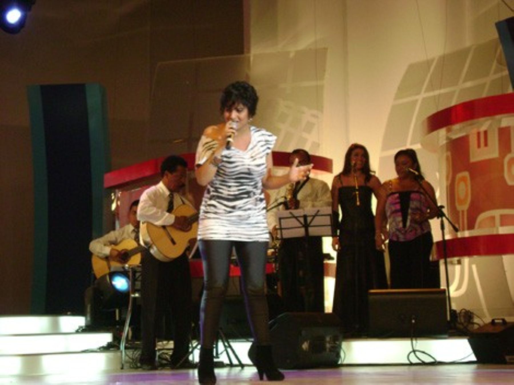 Brenda Mau y Cecilia Barraza le cantan al Perú | Noticias | Agencia ...