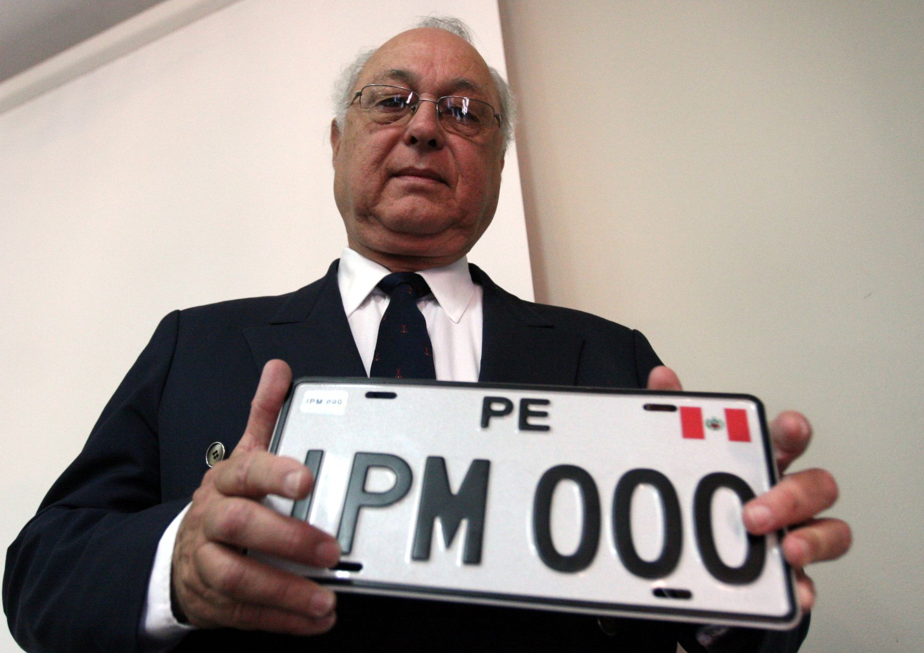 Nueva placa para vehículos importados, usados o cero kilómetros, se ...