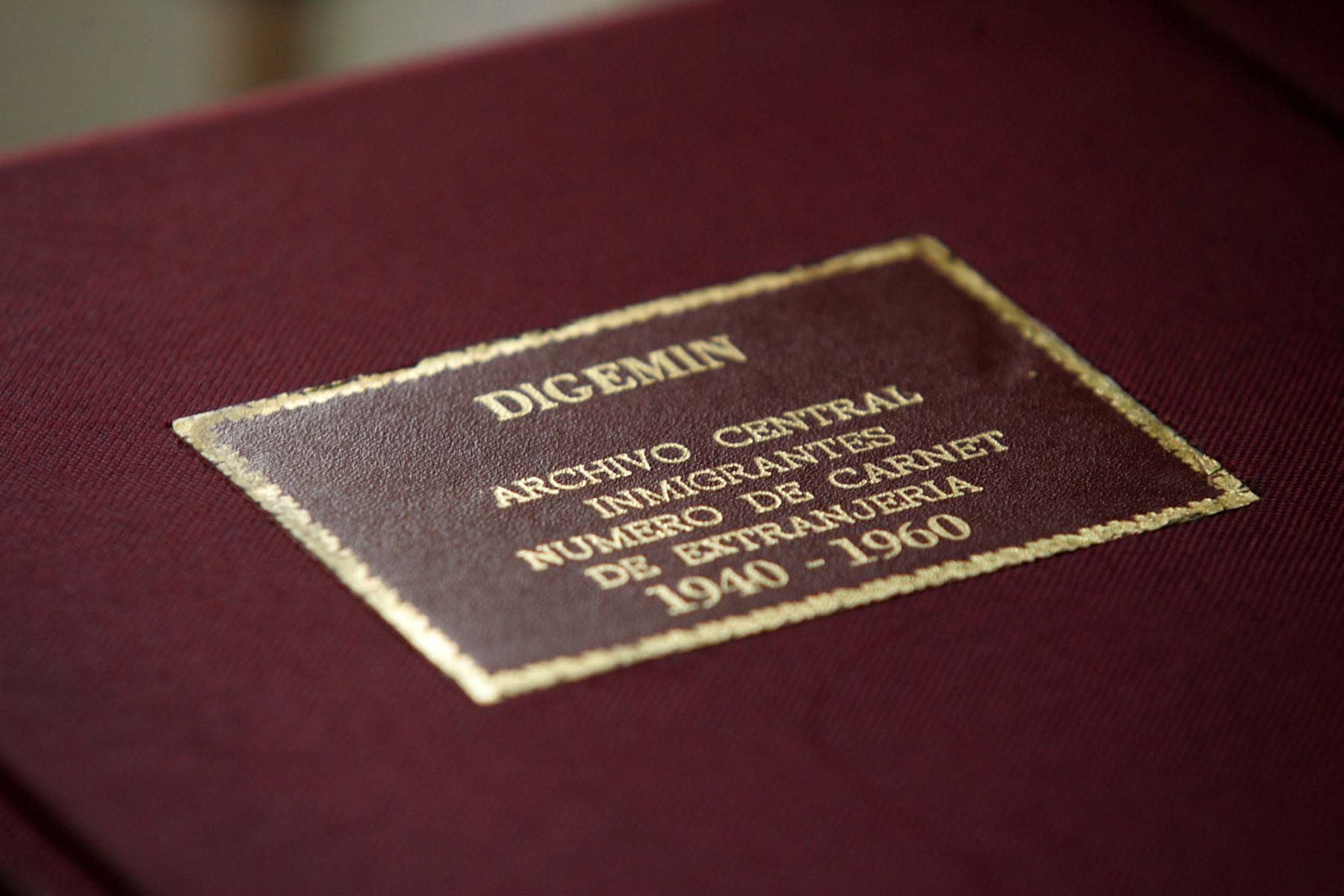 Restauran cuatro libros con información de migración extranjera al Perú ...