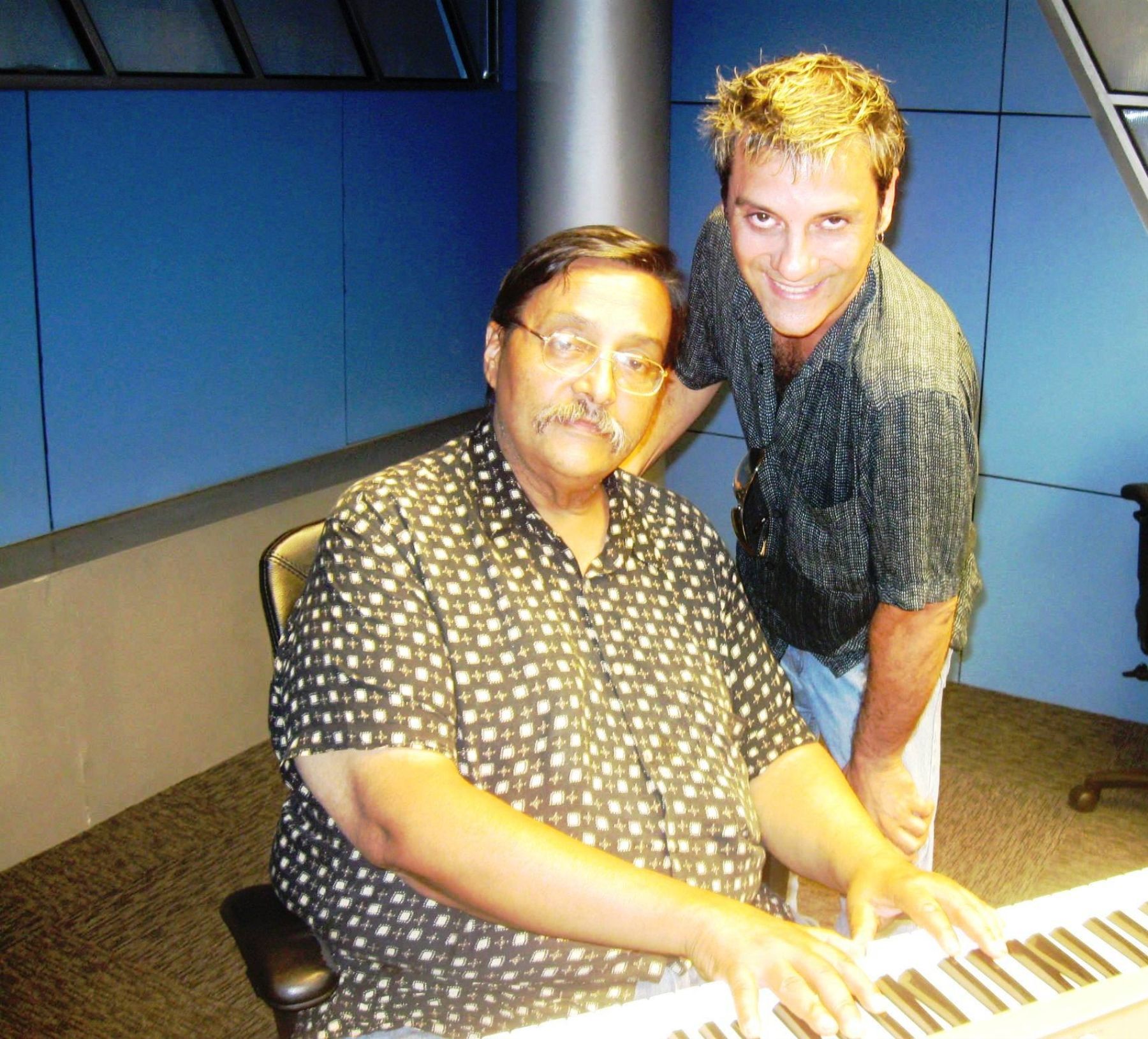 Reconocido director musical Carlos Postigo reaparece con Karaoke en La ...