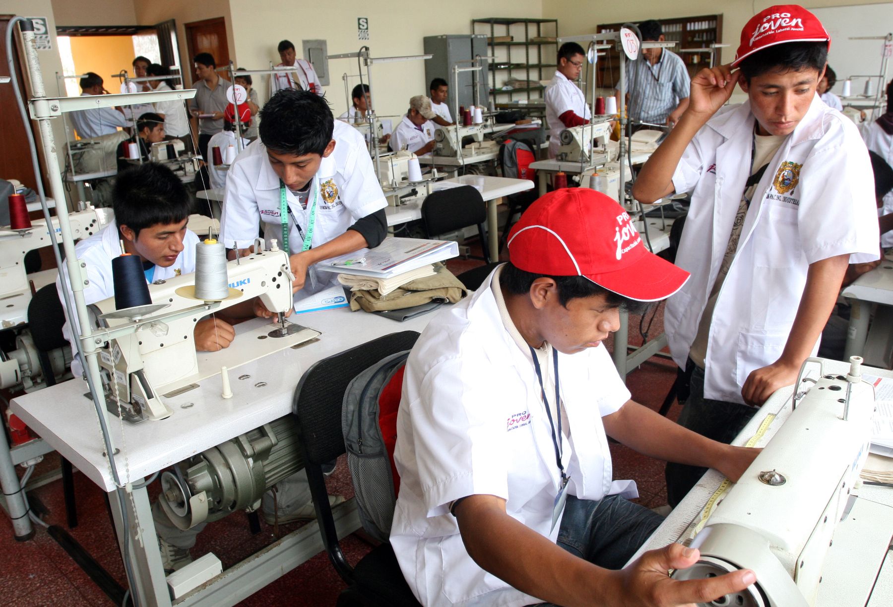 Peru: Services, commerce and manufacturing sectors with most job ...