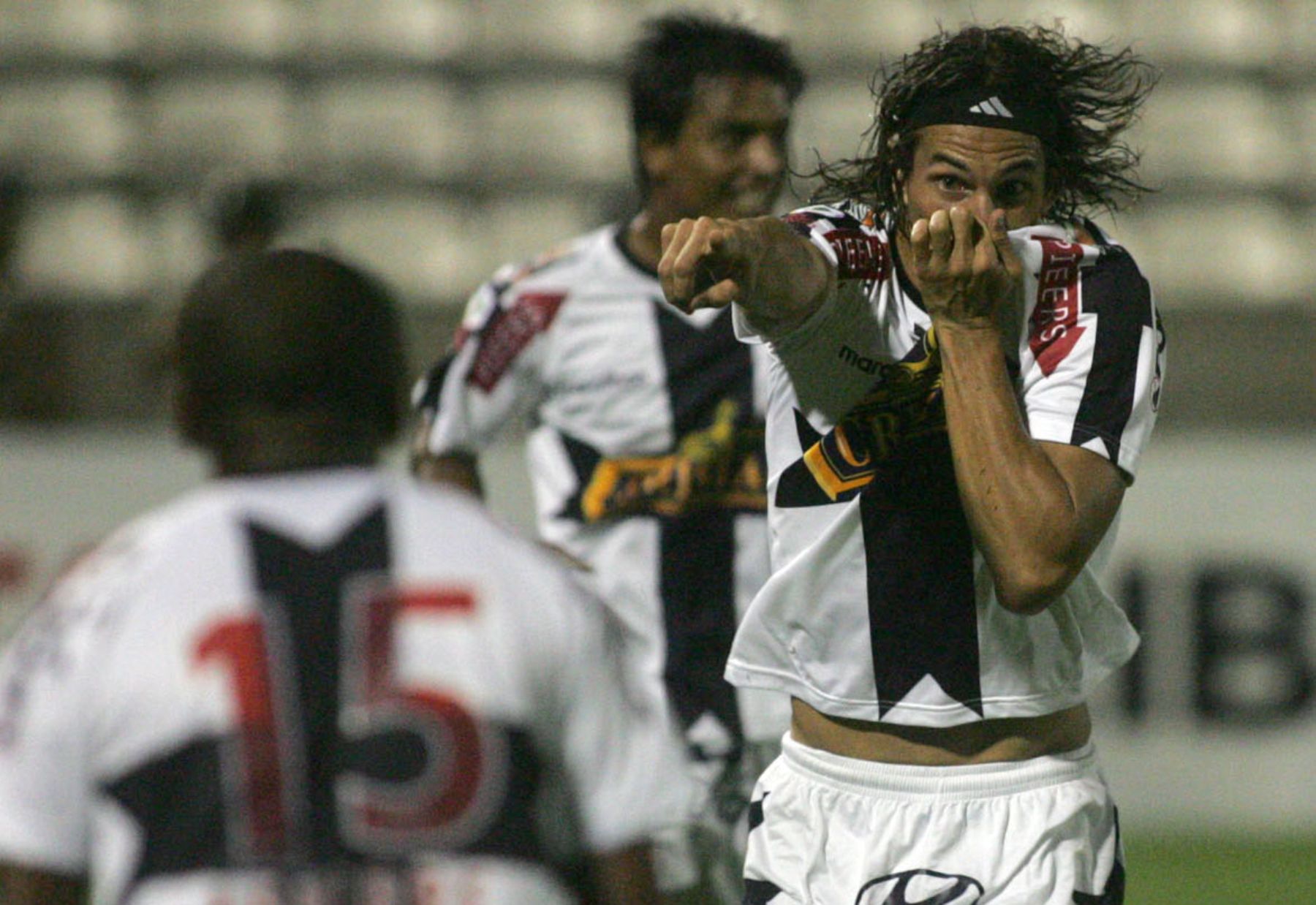 Alianza Lima derrota al Bolivar 1-0 y clasifica a octavos de final de ... Alianza Lima derrota al Bolivar 1-0 y clasifica a octavos de final de ...