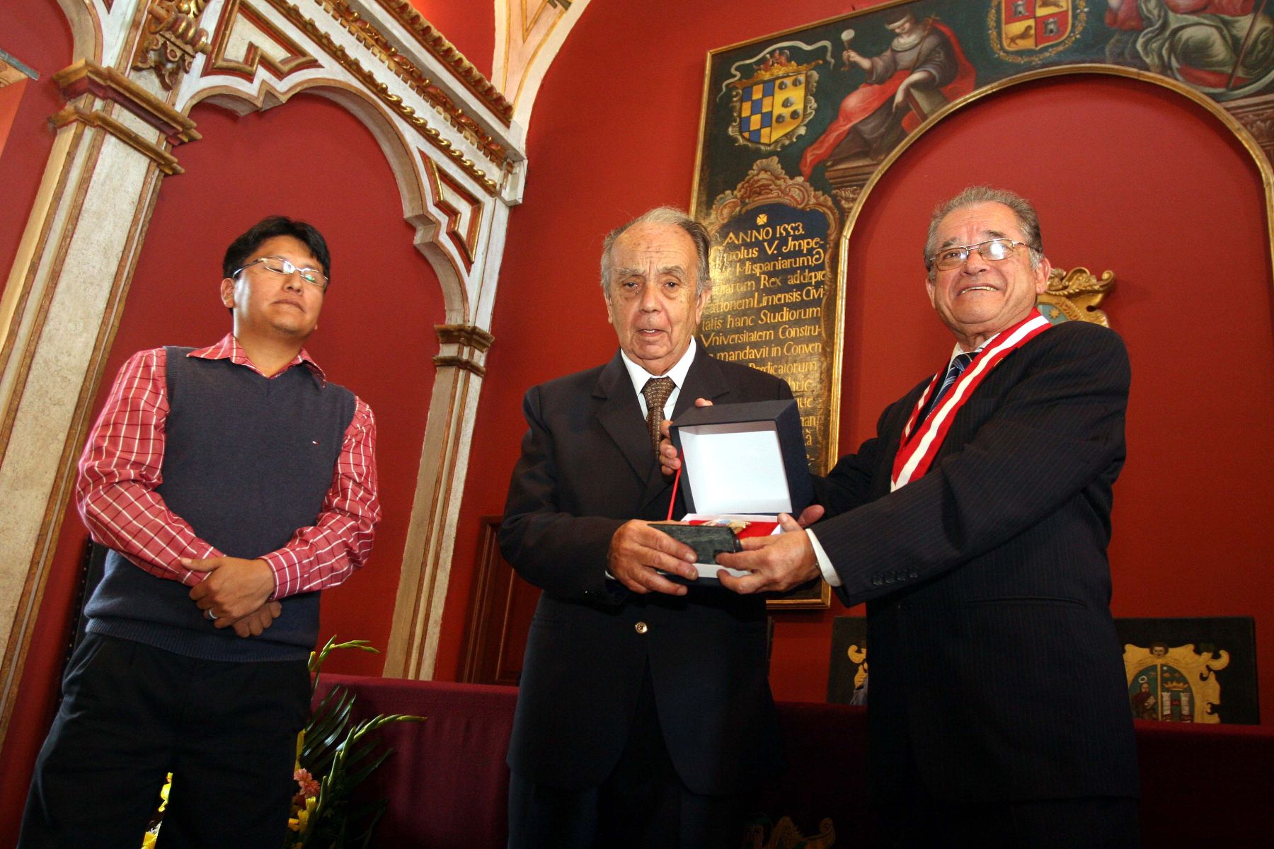 Pablo Macera dona libros a Biblioteca Nacional | Noticias | Agencia ...