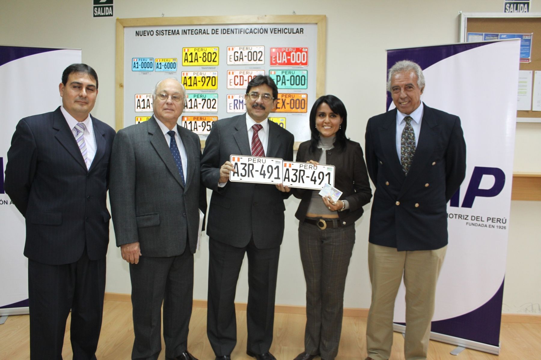 Entregan la placa número 165 mil del nuevo Sistema de Identificación ...