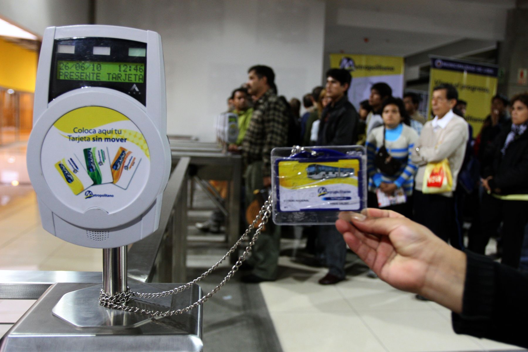 Pasajeros deberán tener la tarjeta electrónica para subir a buses de El ...