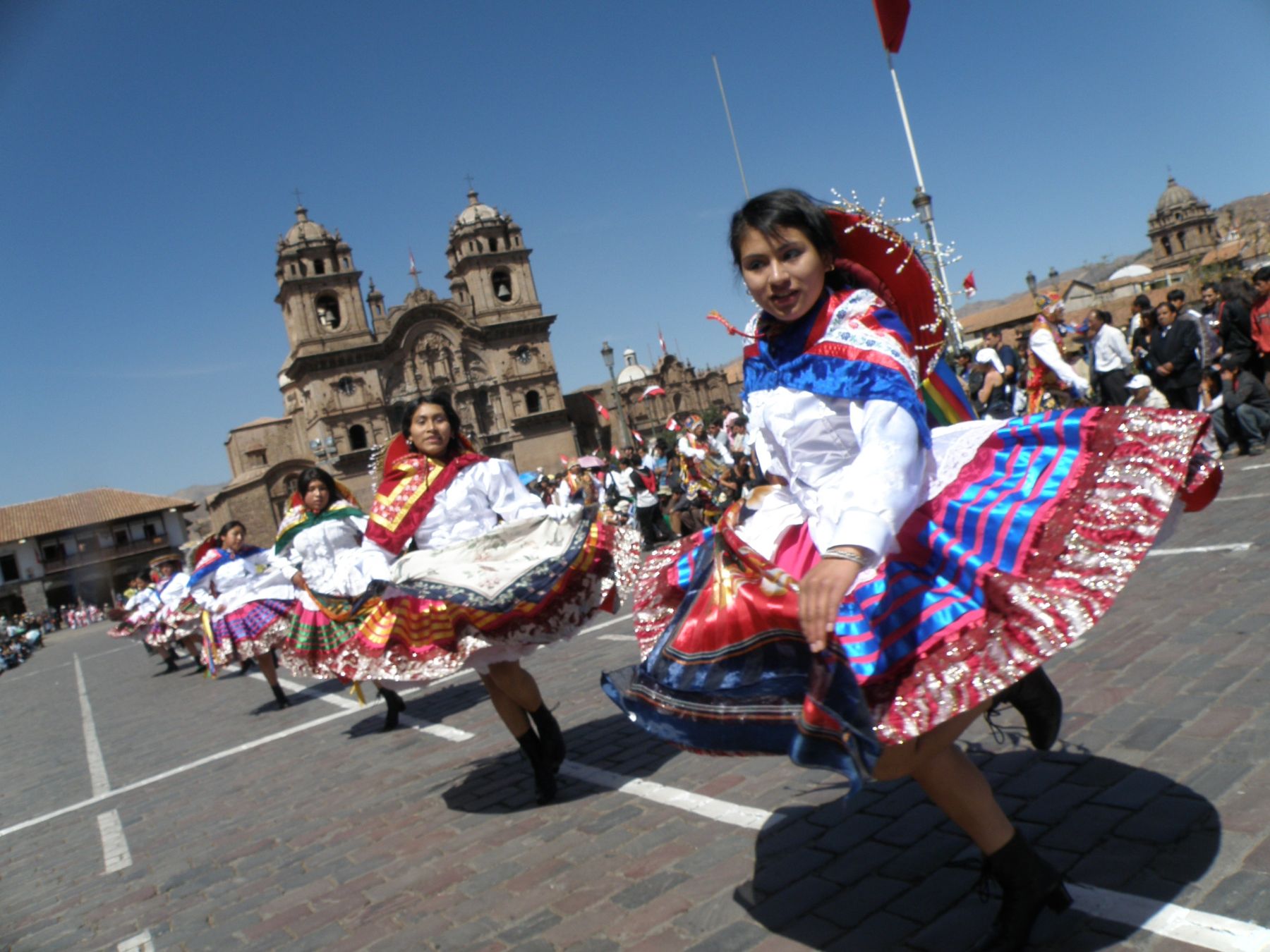 Con colorido pasacalle se inician celebraciones por Fiestas Patrias en Cusco | Noticias ...