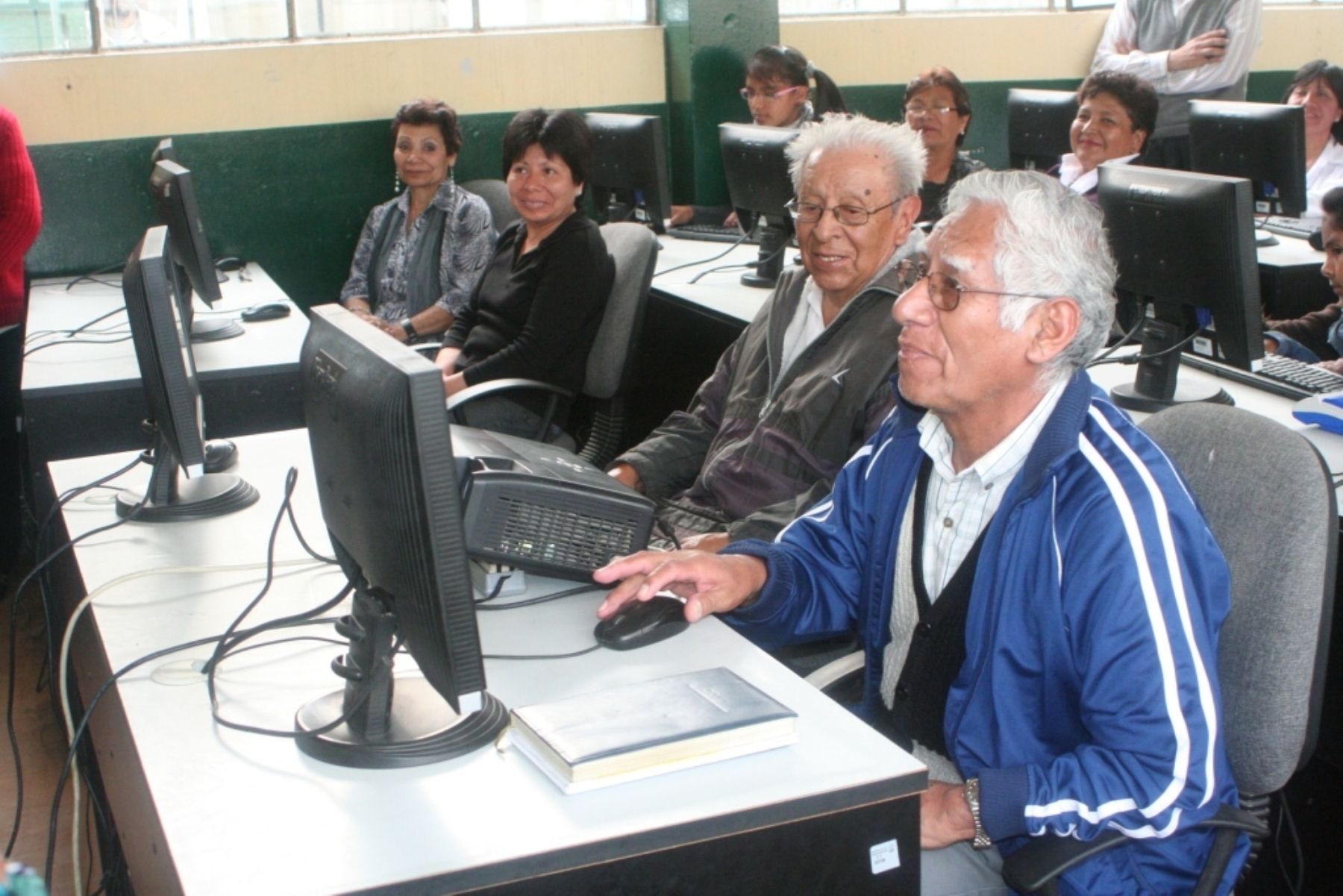 Adultos mayores se graduaron en curso de computación e informática en ...