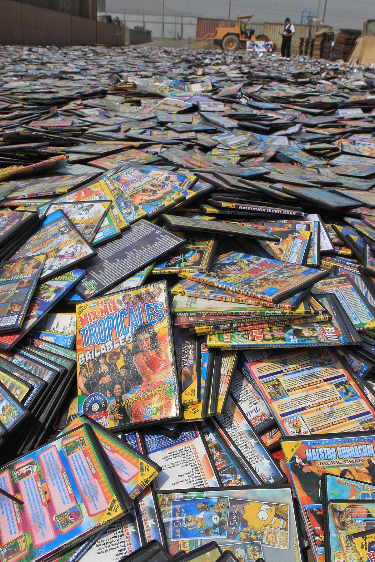 PNP incauta en Lima dos mil discos piratas y más de 220 envoltorios de droga | Noticias ...